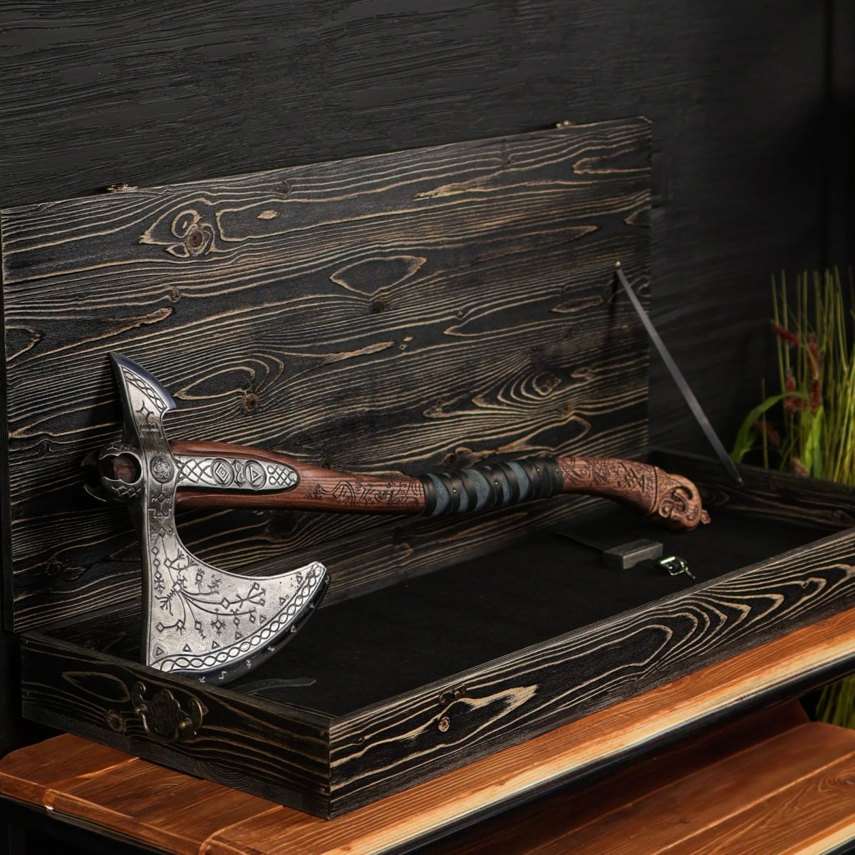 Real Leviathan axe with Glow-in-the-Dar Runes