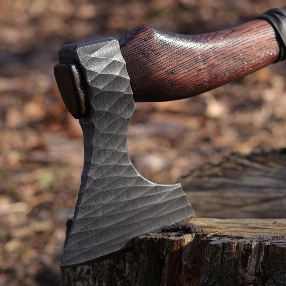 Hand forged axe “Sterk Vorley” with leather cover